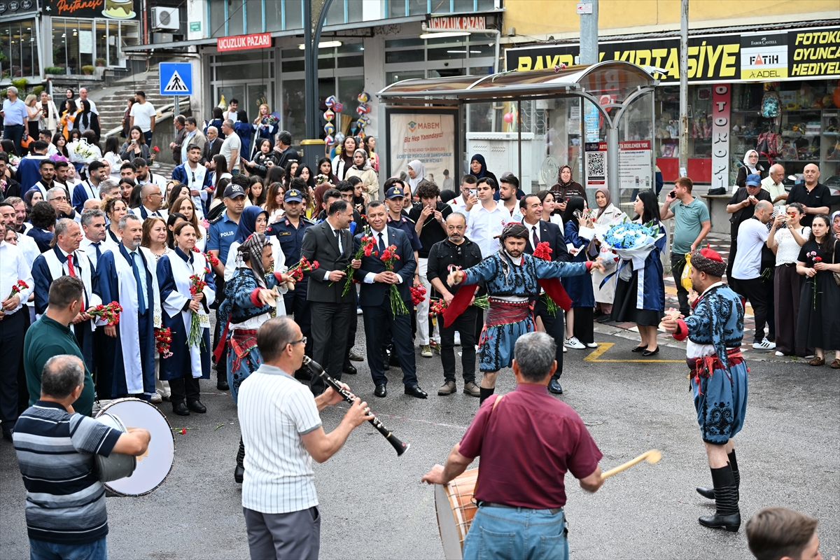 Manisa Celal Bayar Üniversitesi'nde mezuniyet töreni düzenlendi ...