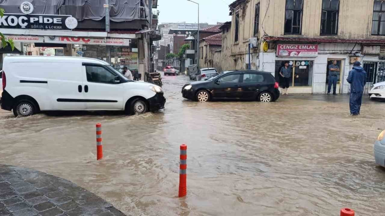 Salihli’yi sağanak vurdu, çok sayıda ev ve iş yeri su altında kaldı ...